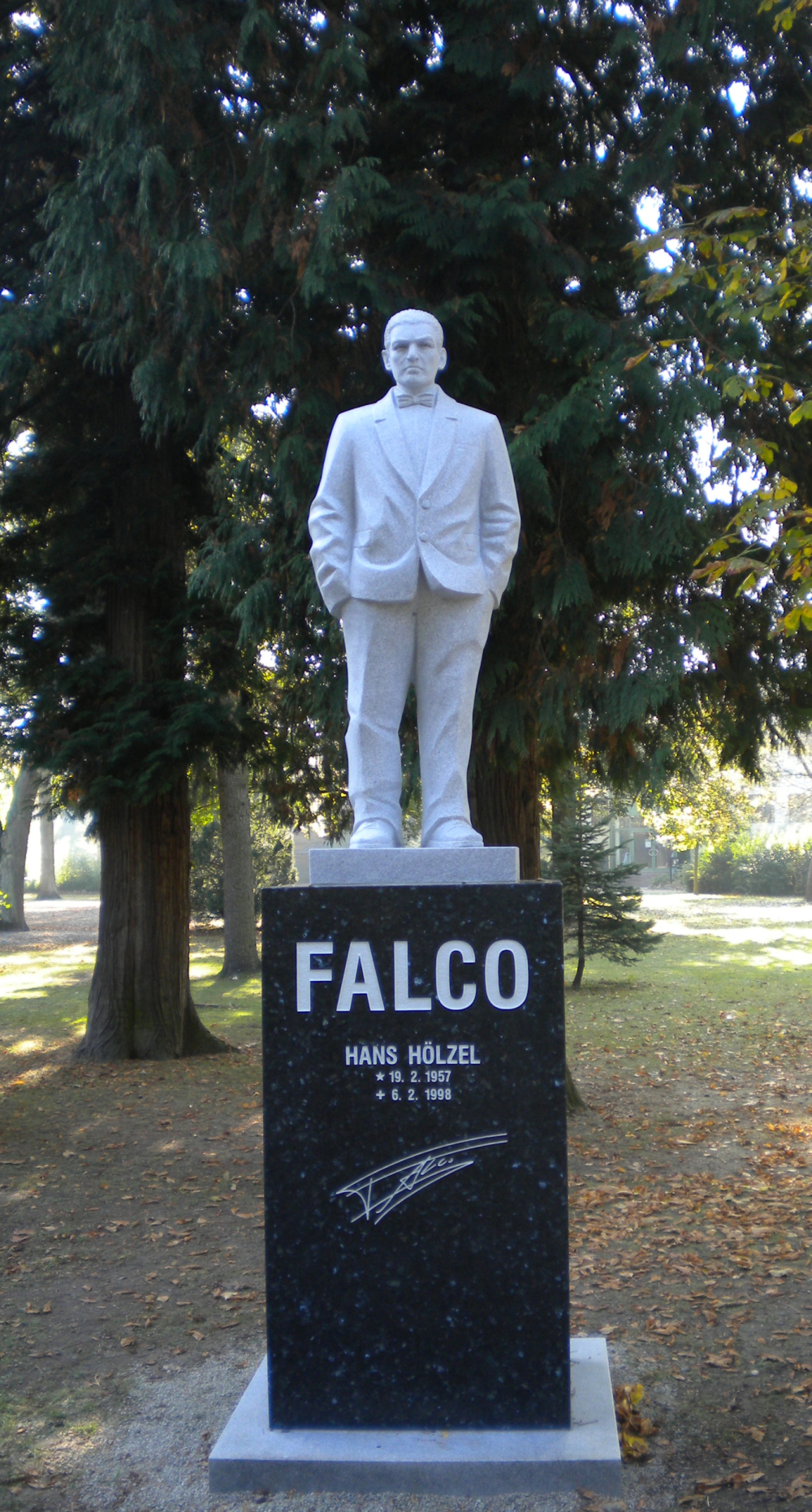 Falco Denkmal in Gars am Kamp enthüllt | FALCO.NET - Alles über FALCO